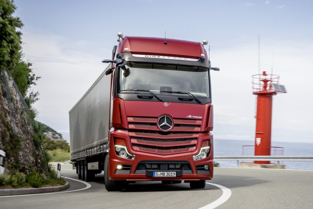 Test: Noul Actros vede, virează și frânează pentru tine - Cargo & Bus