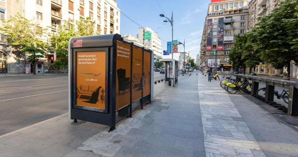 Stații de autobuz din centrul Bucureștiului decorate similar unui ...