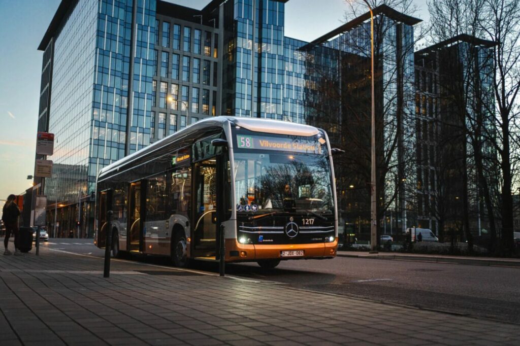 Brussels introduce 50 de autobuze electrice Mercedes-Benz eCitaro în ...
